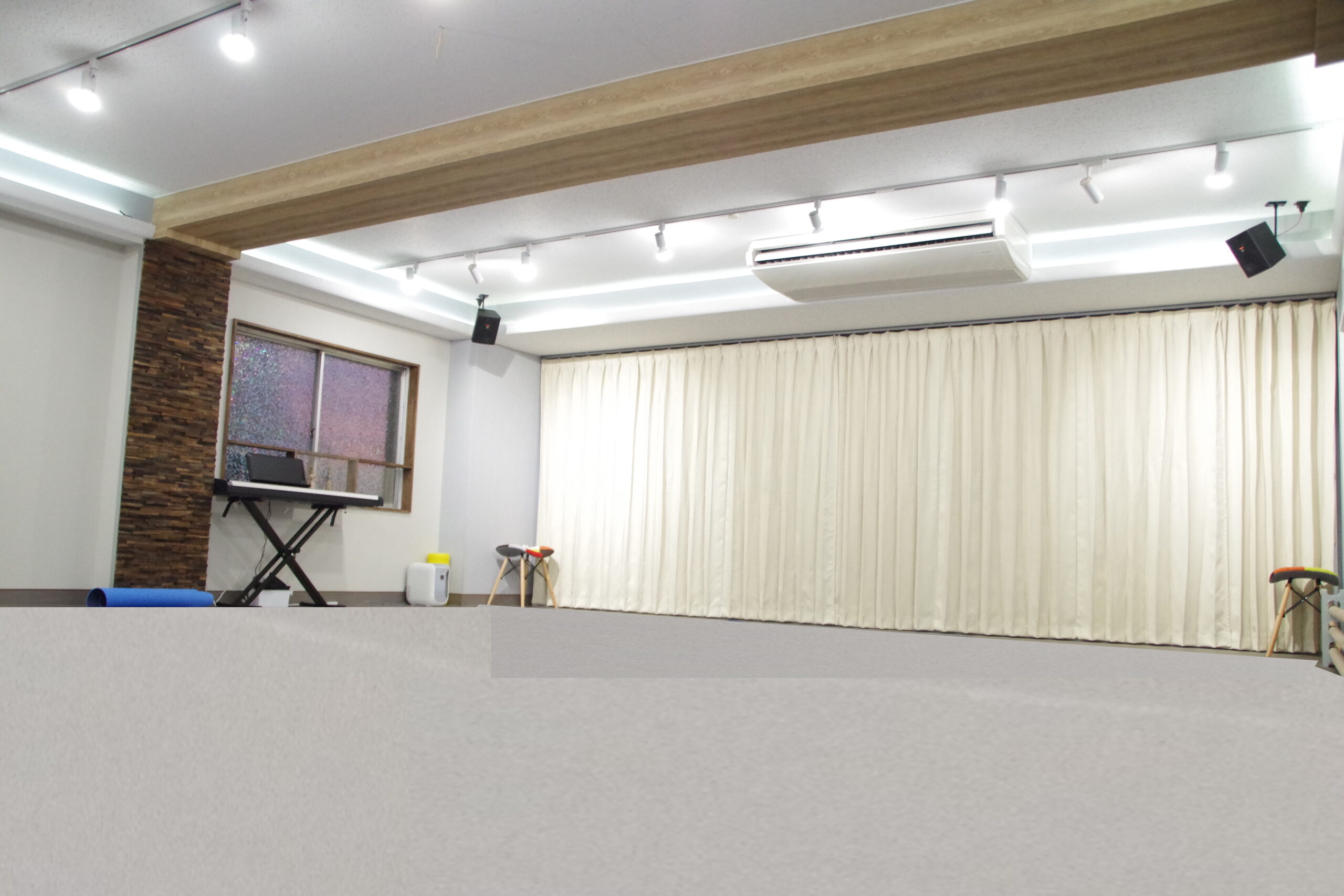 studio_curtain - 南浦和 調（つきの）レンタルスタジオは ダンス バレエ ヨガ キッズ教室 に最適